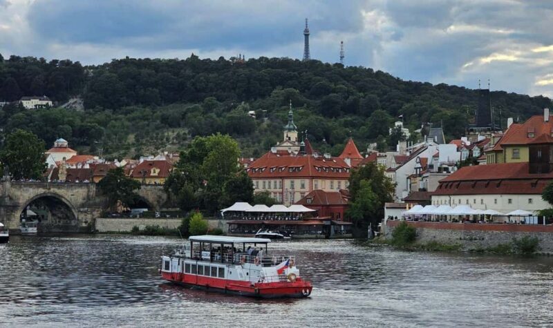 Prague: Lunch Cruise on the Vltava with 3-Course Menu - What to Expect on the Prague Lunch Cruise