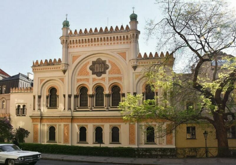 Prague: Old Town and Jewish Quarter Guided Walking Tour - The Group Size and Atmosphere