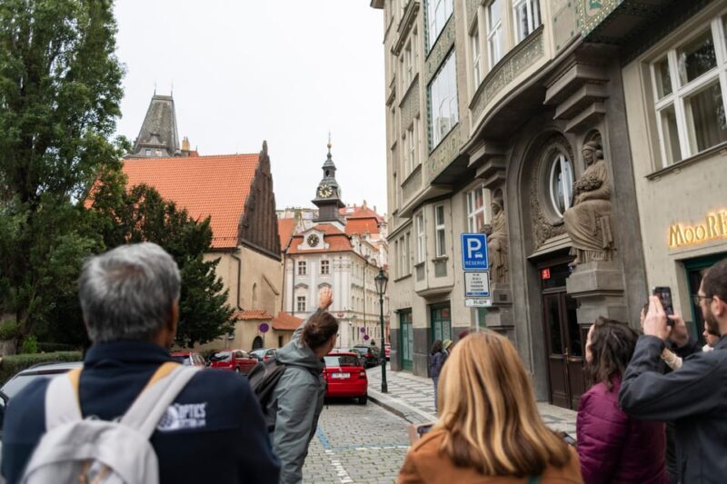 Prague: Old Town, Jewish Quarter & Astro Clock Walking Tour - The Guide and Group Experience