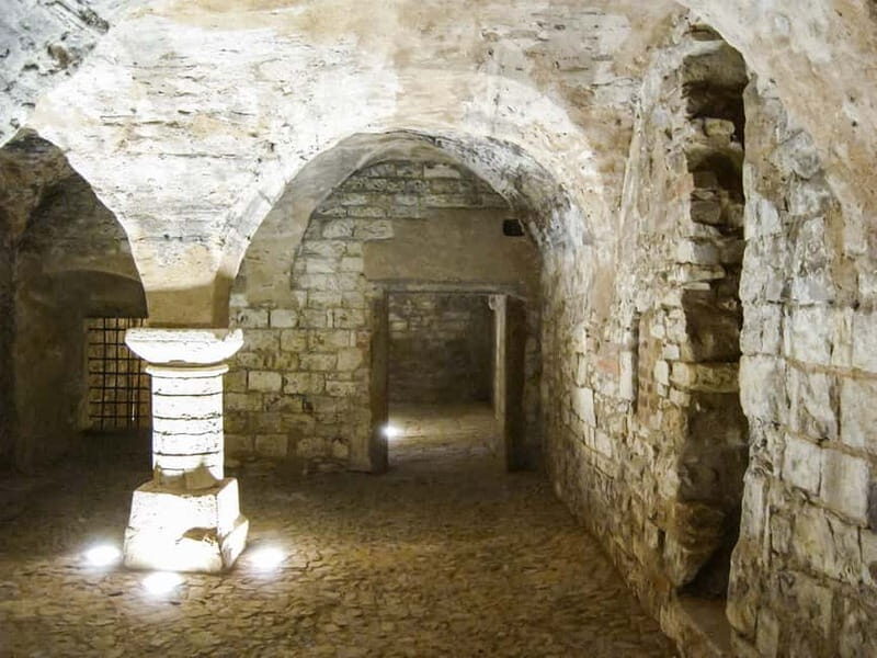 Prague: Oldtown, Medieval Underground & Dungeon History Tour - Key Points