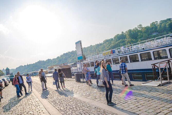 Prague: Sightseeing Boat Cruise with Buffet Dinner - Who Will Appreciate This Experience?