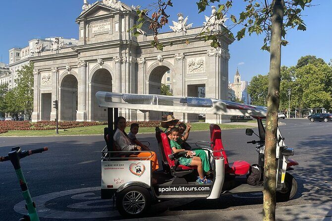 Private 1H Eco Tuk Tour in Madrid  Exclusive & Fun Experience - Key Points