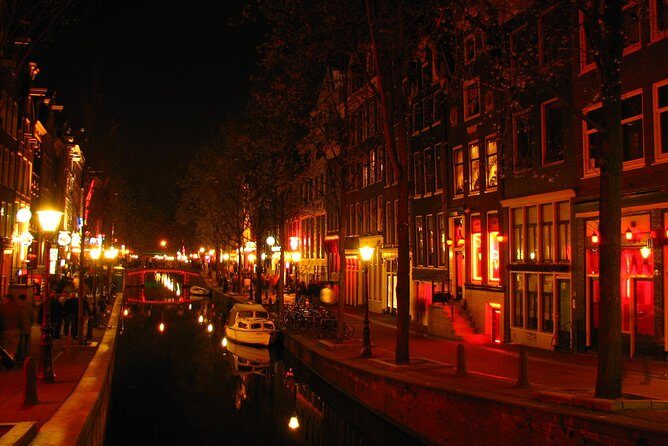 Private Amsterdam Red Light District tour with food tastings - Exploring the Itinerary in Detail