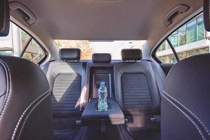 Private ARRIVAL Transfer by LIMOUSINE 3+1pax - The Pickup Experience: Stress-Free and Personal