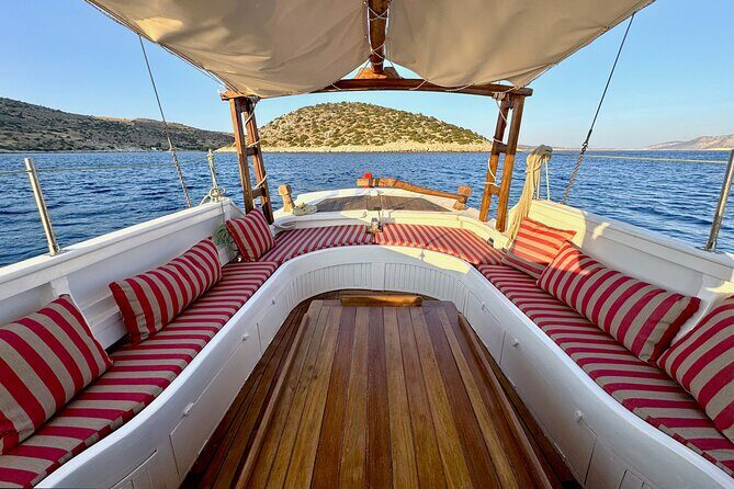 Private Cruise: Explore Rinas Cave & Enjoy Fresh Seafood Onboard - Key Points