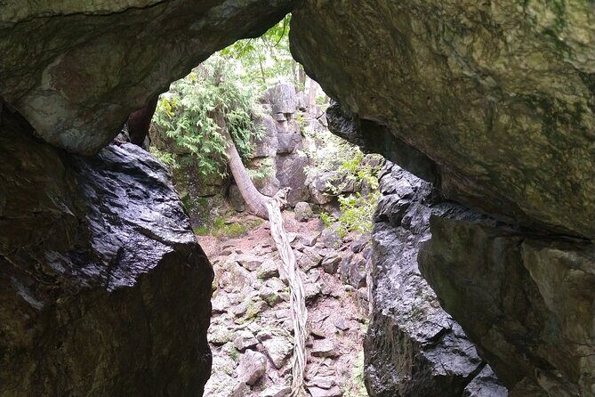 Private Duncan/Metcalfe Caves Hike, Collingwood/Blue Mountain - Ascending to Metcalfe Rock and Lookouts