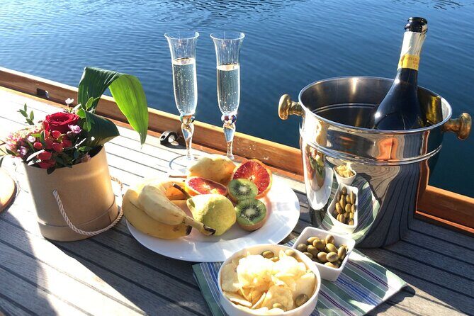 Private Guided Sailing Boat Tour on Lake Como with Aperitif - The Itinerary and What You Can Expect