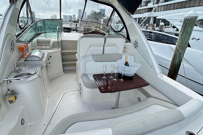 Private Luxury Yacht in Miami - Key Points