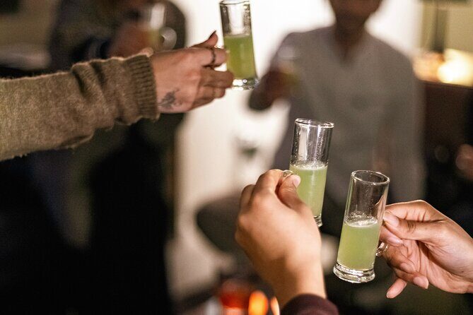 Private Night Bar Crawl in Lisbon with Local Guide and Drinks - Key Points