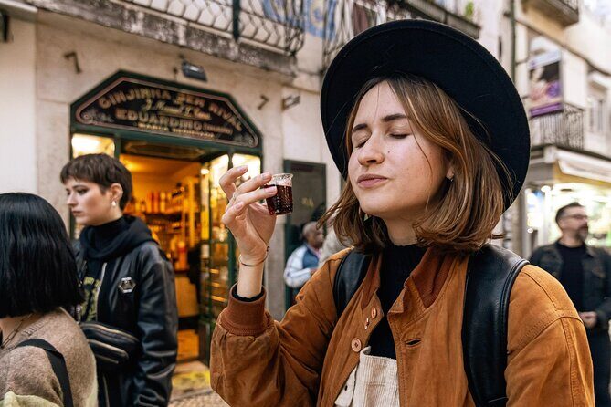 Private Night Bar Crawl in Lisbon with Local Guide and Drinks - Who Should Do This Tour?