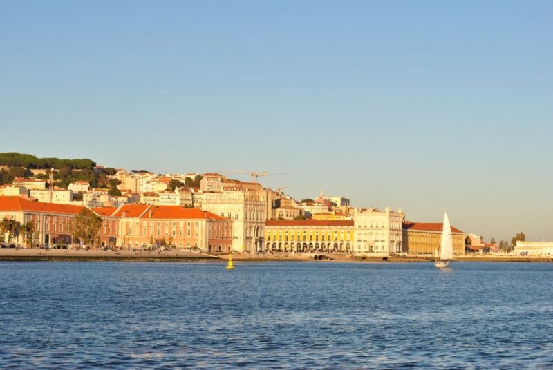 Private Romantic cruise with sparkling wine- 2-Hour- Lisbon - Who Will Love This Tour?