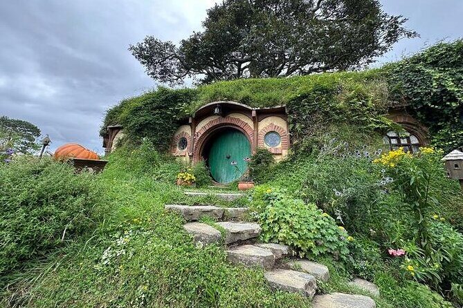 Private Tour from Auckland Hobbiton Movie Set and Te Puia Magic - Key Points