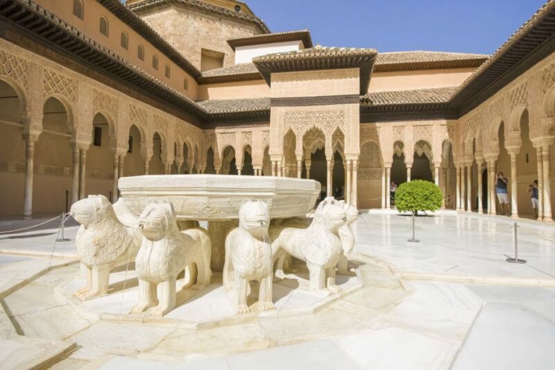 Private tour in all complete complex of Alhambra with ticket - Who Should Consider This Tour?