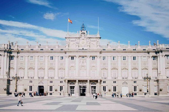 Private tour of the royal palace, private guide, fast entrance and pick up at the hotel. - FAQ