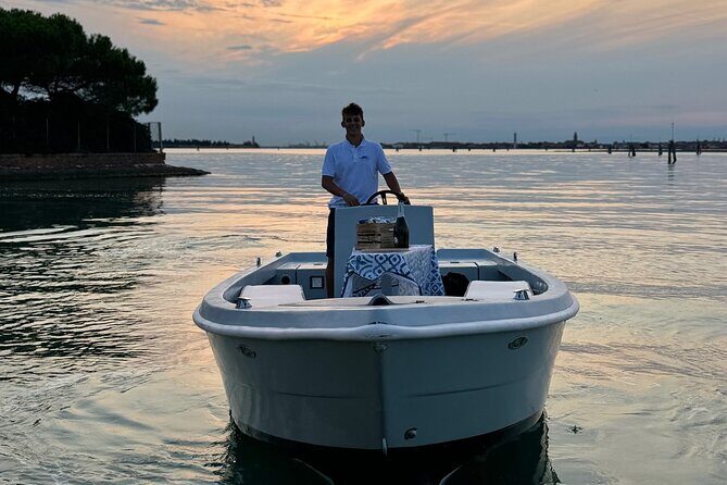 Private tour with typical boat in Venice & islands with Prosecco - Key Points