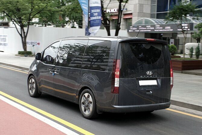 Private Transfer from Montréal Airport (YUL) to Montreal Hotels - Meeting Points & Convenience