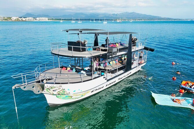 Private Yacht Charter ChicaFUN 2 Waterslides All Inclusive - Setting the Scene: What the Tour Offers