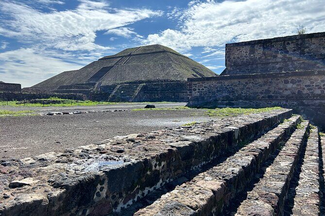 Pyramids of Teotihuacan with gastronomic and cultural experience. - Key Points