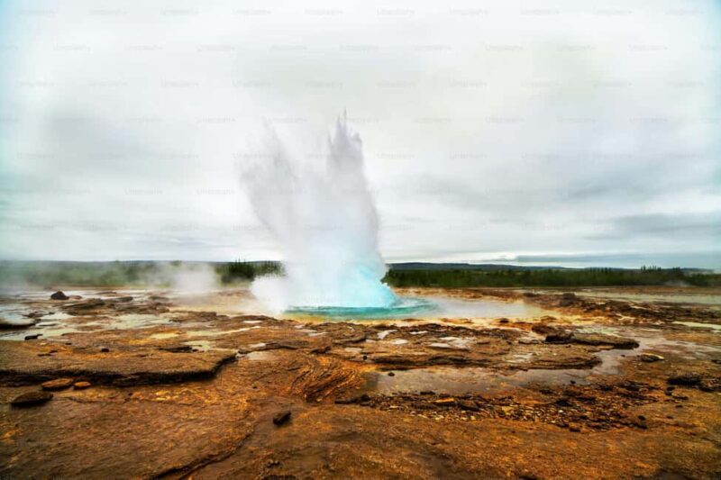 Reykjavik: Golden Circle tour, Crater & Icelandic Horses - Exploring the Geothermal Geysers: Geysir and Strokkur