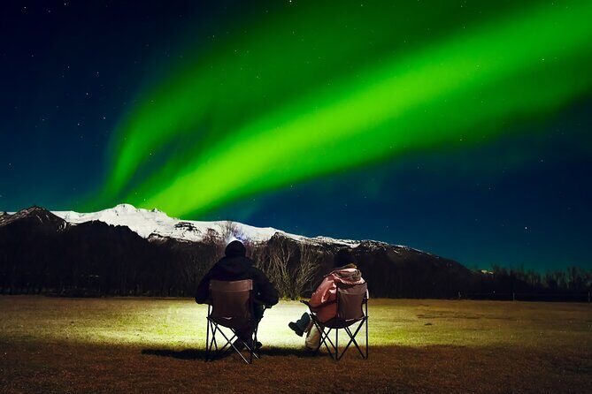 Reykjavik: Northern Lights Comfort Coach with Surprise - The Experience of the Guides