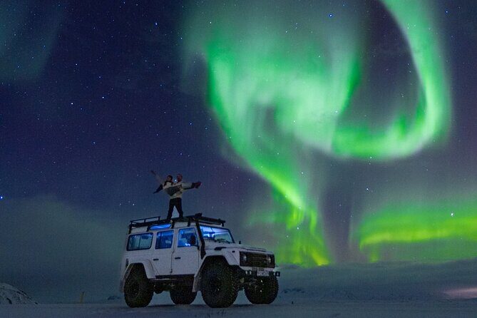 Reykjavik Private Northern Lights Tour with Pro Photographer - Key Points