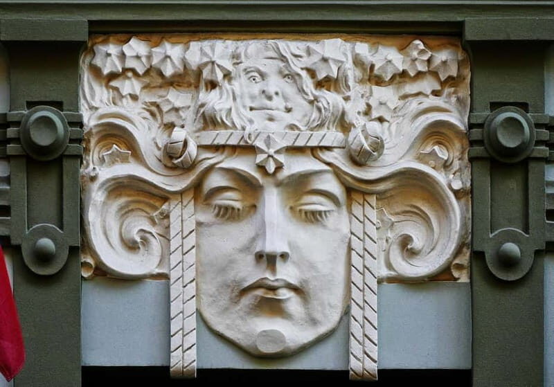 Riga: Old Town Walking Tour with Art Nouveau Highlights - The Experience of the Group and Tour Dynamics