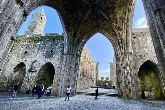 Rock of Cashel Cahir Castle Private Day Tour from Dublin w/picnic - Key Points