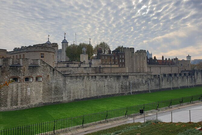 Roman Ruins to Blitz Bombings: A Walking Tour of London's Fiery History - The Itinerary: A Deep Dive into Londons Fiery Episodes