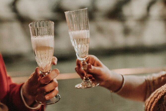 Romantic boat ride 90 min with Möet Chandon - Discover a Romantic Boat Ride with Champagne in Seville