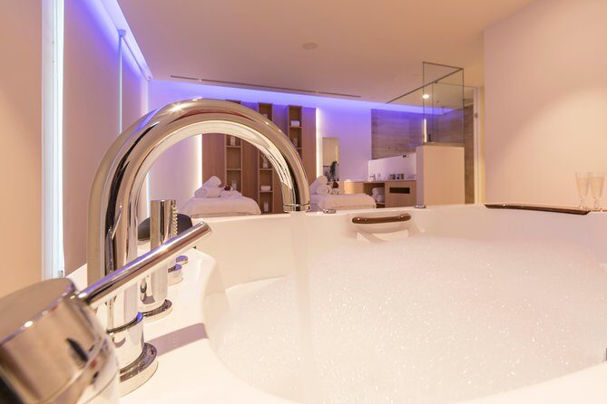 Romantic couple massage + SPA entry and private jacuzzi with cava - Key Points