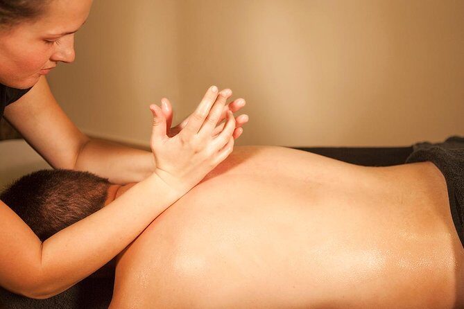 Romantic couple massage + SPA entry and private jacuzzi with cava - Who is this experience best suited for?