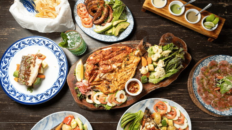 Romantic dinner in front of the sea - The Experience from Different Perspectives