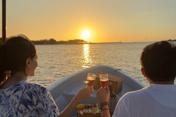 Romantic sunset tour in Río Lagartos, with food - Discovering Río Lagartos by Boat