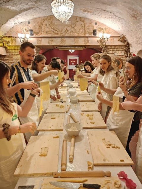 Rome: Pasta & Tiramisu Cooking Class near the Spanish Steps - Group Composition and Atmosphere