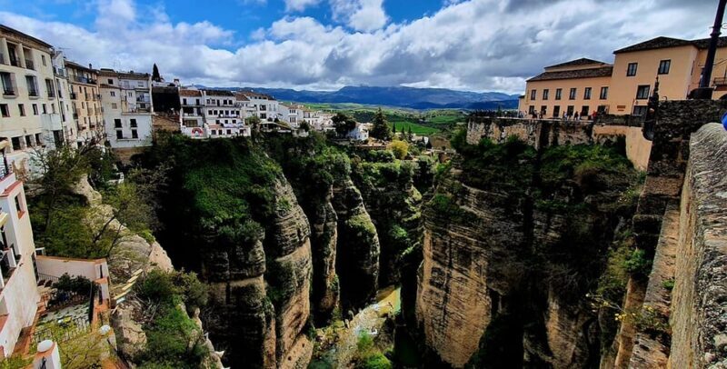 Ronda and Setenil Tour with Free Time and Map from Málaga - Guides and Transportation: The Heart of the Trip