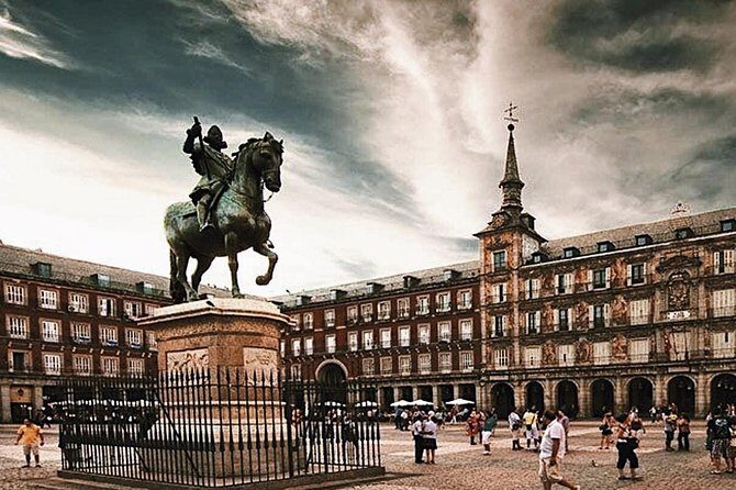 Royal Palace + Old City Madrid Exclusive Guided Walking Tour - Key Points