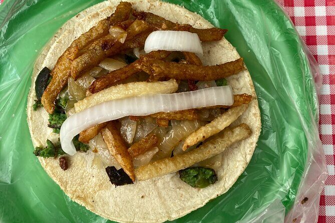 Sabores Bravos de Tepito eats the best food in the neighborhood