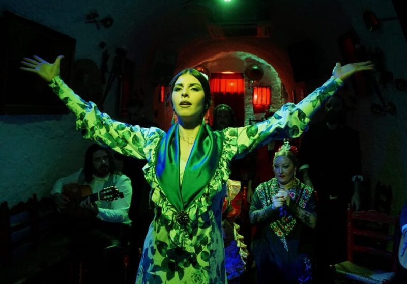 Sacromonte: Flamenco Show at Cuevas Los Tarantos Tickets - Key Points