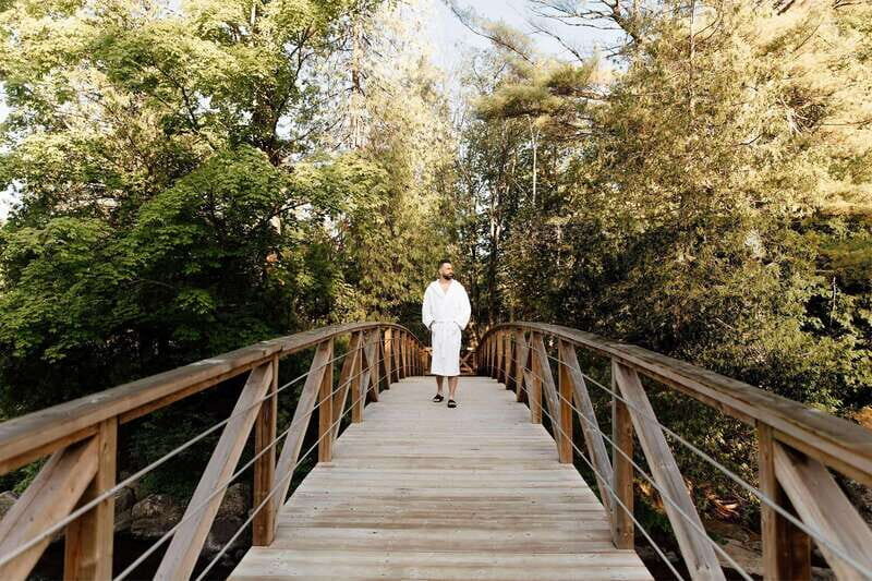 Saint-Sauveur: relaxation session in a Nordic thermal spa - The Setting and Location