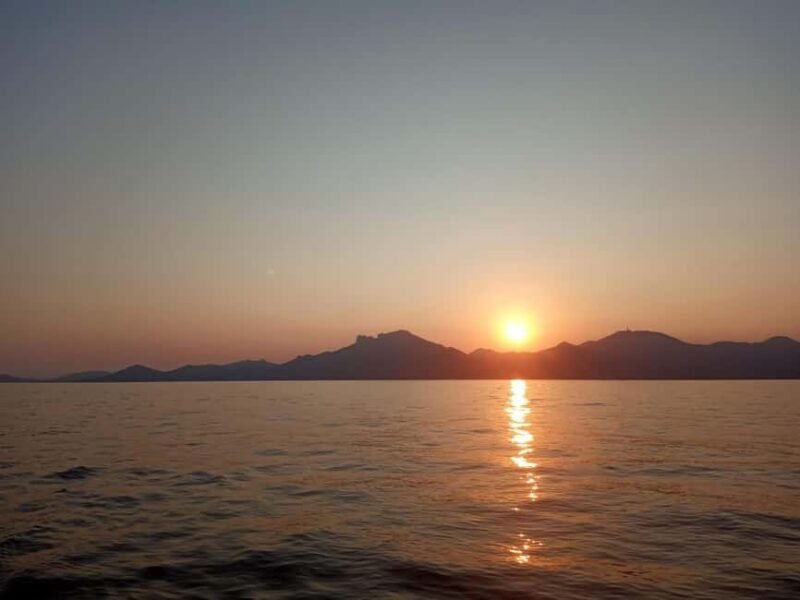 Saint Tropez: Evening Catamaran Party with Welcome Drink - Key Points