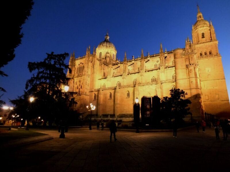 Salamanca: Local Legends Evening Walking Tour in Spanish - What to Expect on the Tour