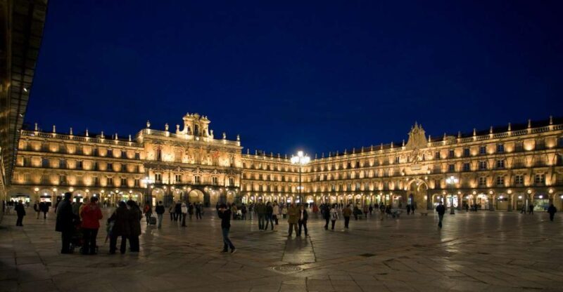 Salamanca: Local Legends Evening Walking Tour in Spanish - The Role of Guides and Stories