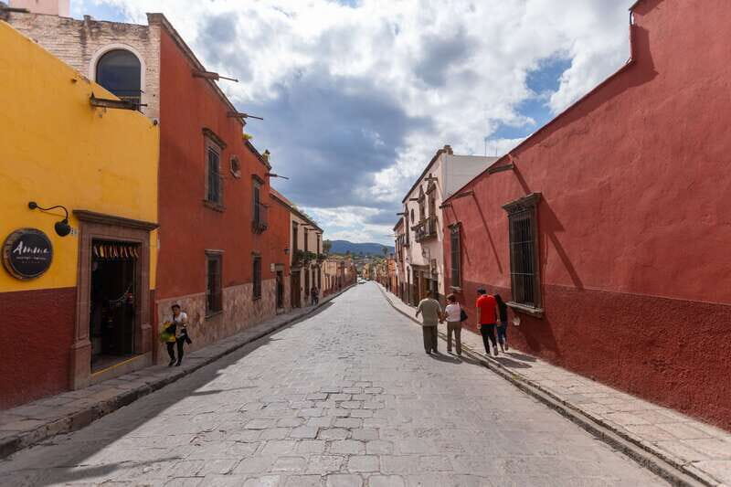 San Miguel: Landmarks and Lunch Walking Tour in English - Key Points
