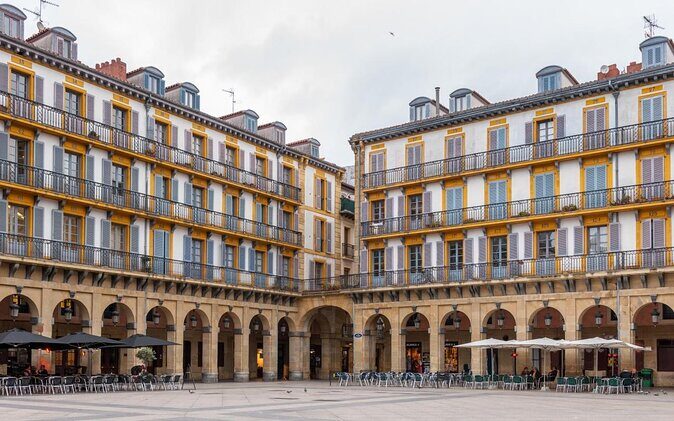 San Sebastian: Old Town Exploration Game and Tour - Key Points  