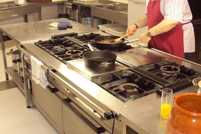 San Sebastián Private Food-Historical tour & meal at a Gastronomy Club - The Private Gastronomy Club Experience