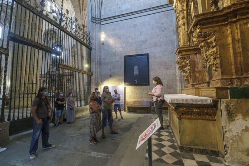 Segovia: Cathedral Tower Guided Tour - Tour Duration and Logistics