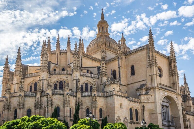 Segovia Private Guided Visit & Alcazar with High Speed Train - The Majestic Alcazar: Castle of Fairy-Tale Dreams