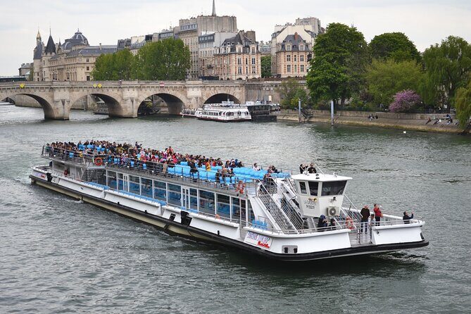 Seine River Cruise with Commentary 1 Hour - FAQs