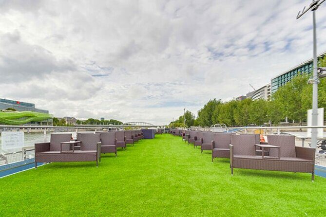 Seine River Dinner Cruise with Live Singer by VIP Yacht de Paris - Key Points