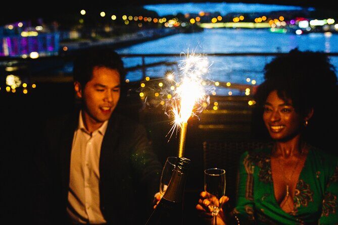 Seine River Dinner Cruise with Live Singer by VIP Yacht de Paris - FAQ